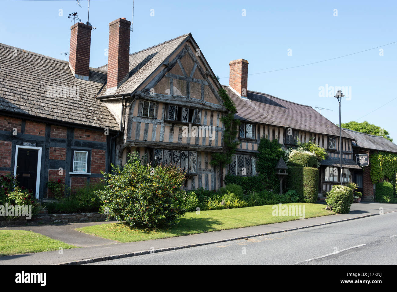 Pembridge village on the 'Black & White Village Trail' off the main ...