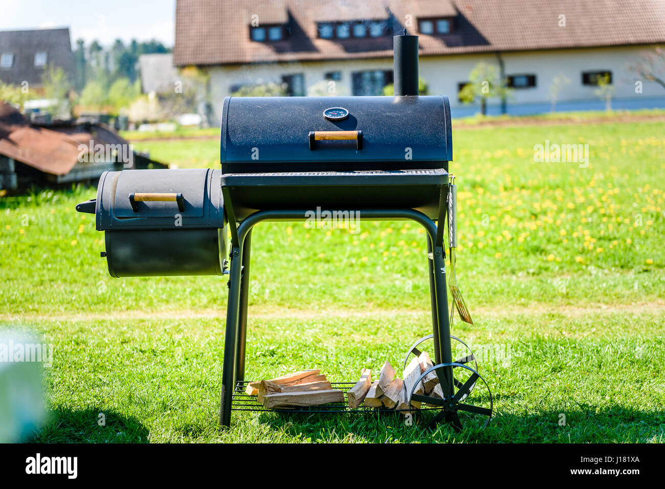 Family bbq cookout hi-res stock photography and images - Alamy