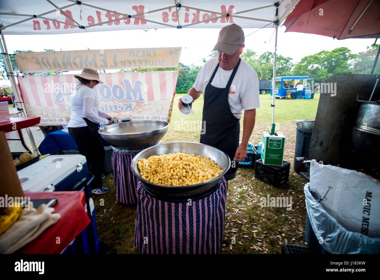 Popcorn stand hi-res stock photography and images - Alamy