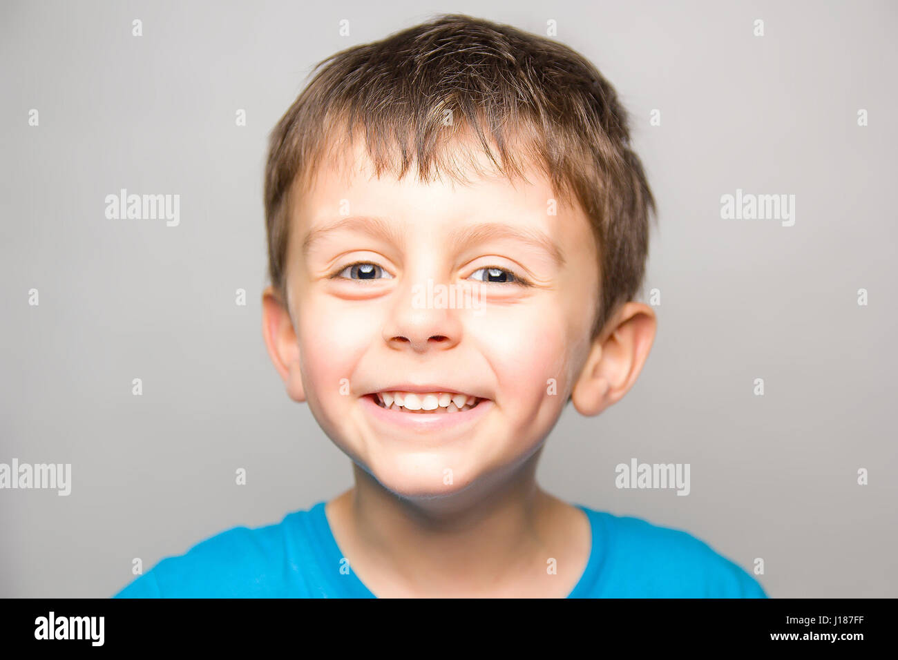 Smilling into camera hi-res stock photography and images - Alamy