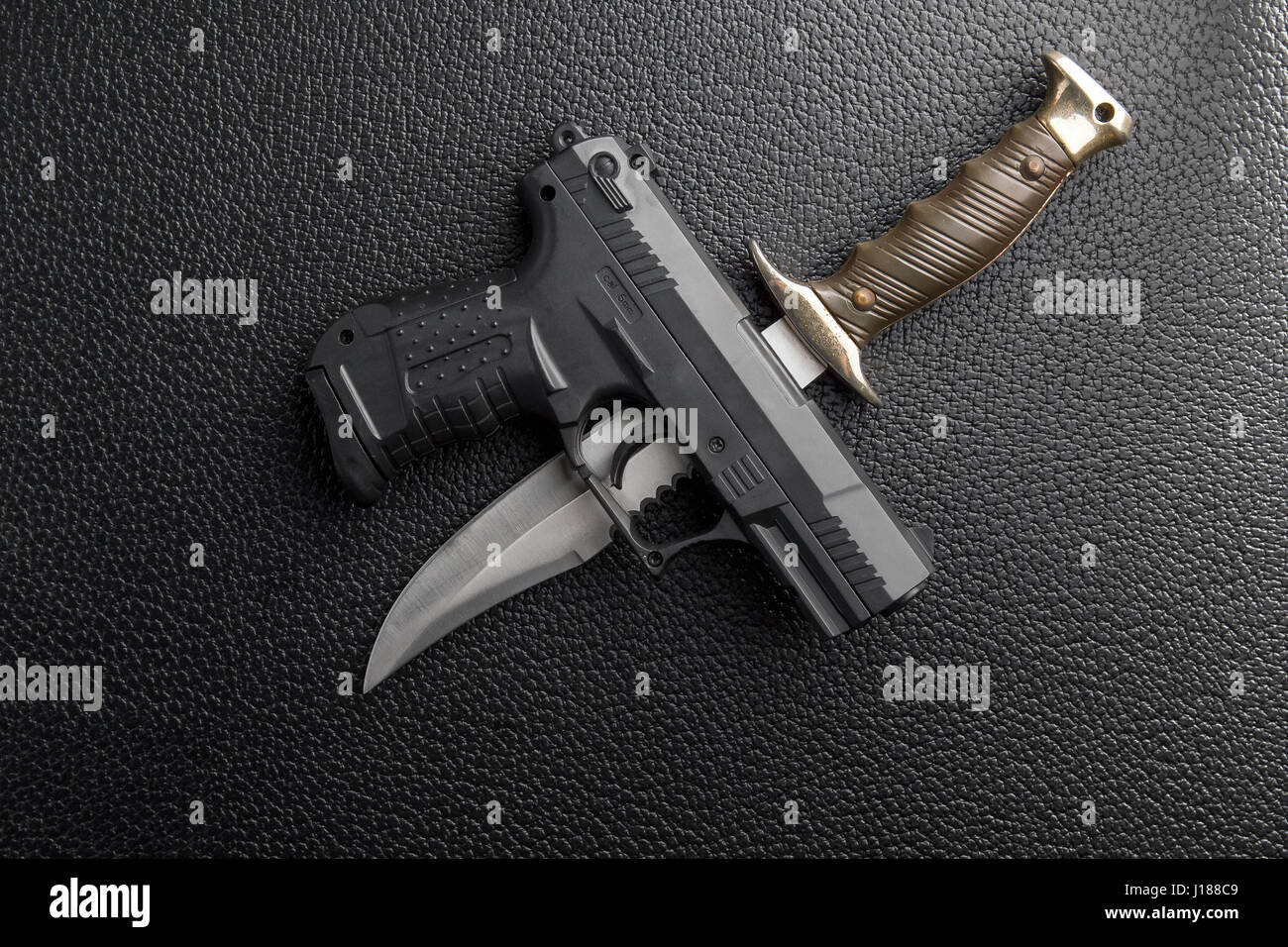 Knife and pistol Stock Photo - Alamy