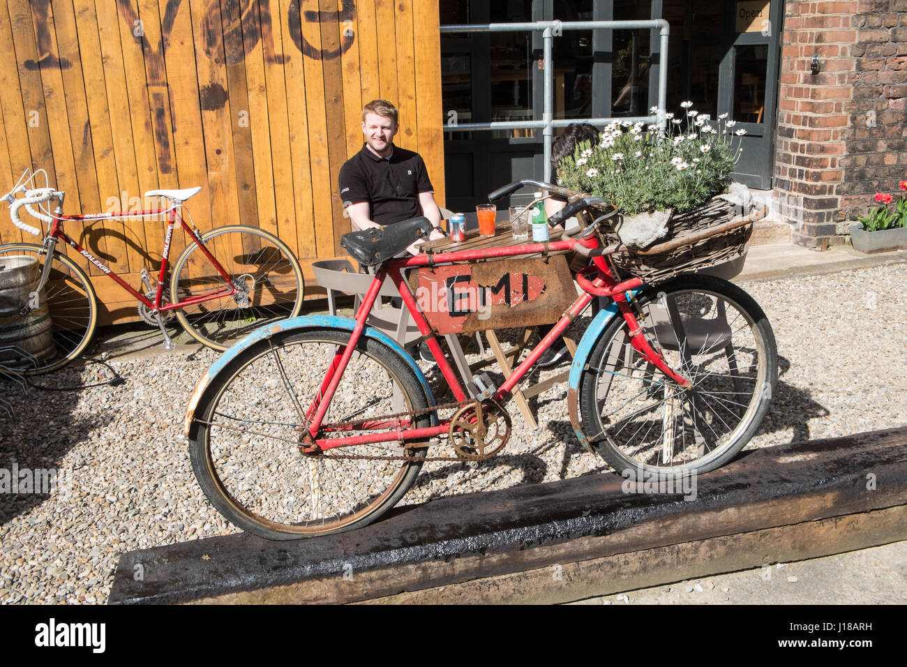 Repair cafe hi-res stock photography and images - Alamy