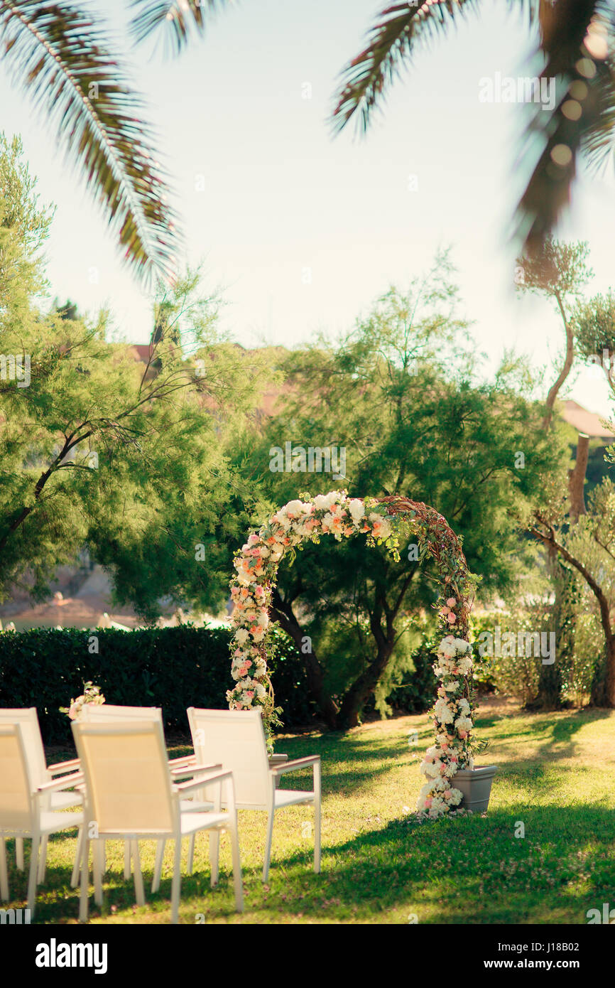 Arch for the wedding ceremony Stock Photo - Alamy