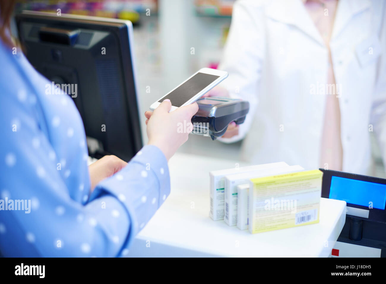 Customer paying bill by cell phone Stock Photo - Alamy