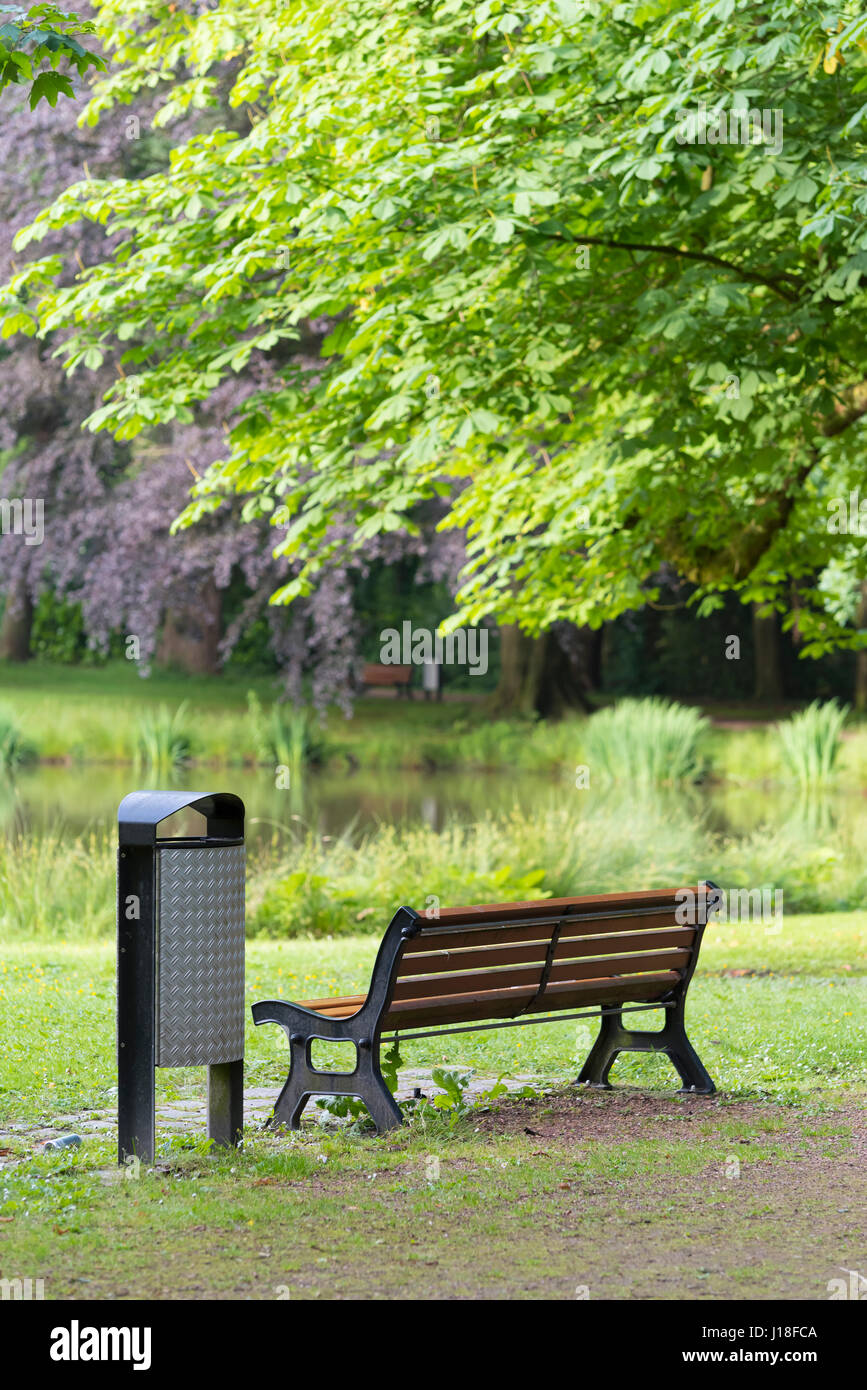 Dust bin man hi-res stock photography and images - Alamy