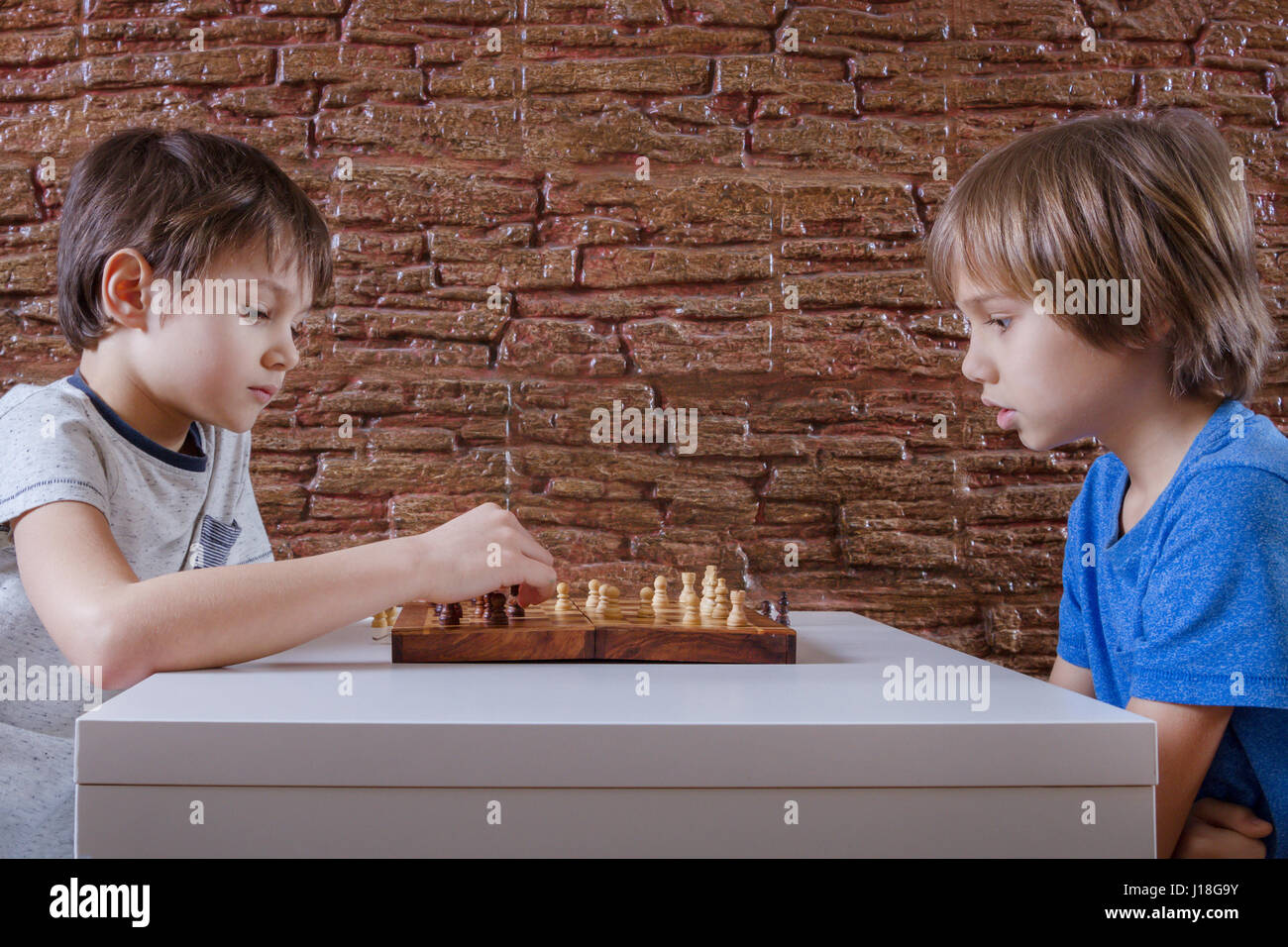 Kids playing chess Stock Photo - Alamy