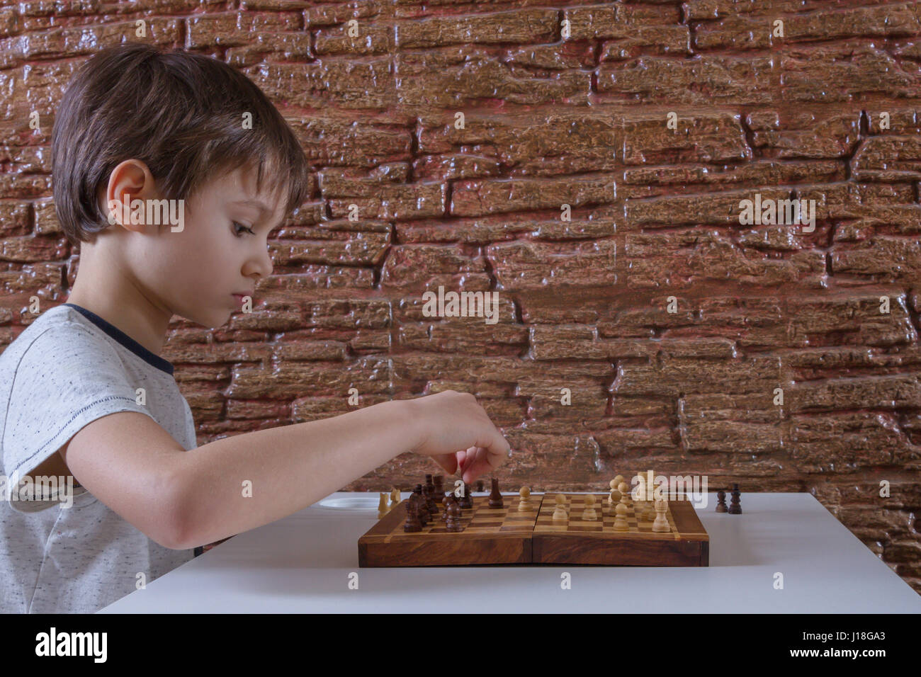 Kids playing chess Stock Photo - Alamy