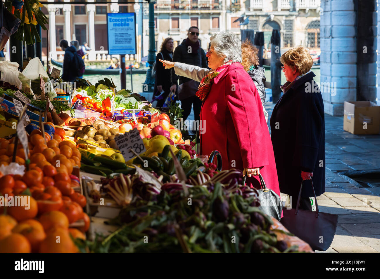 Street market of venice hi-res stock photography and images - Alamy