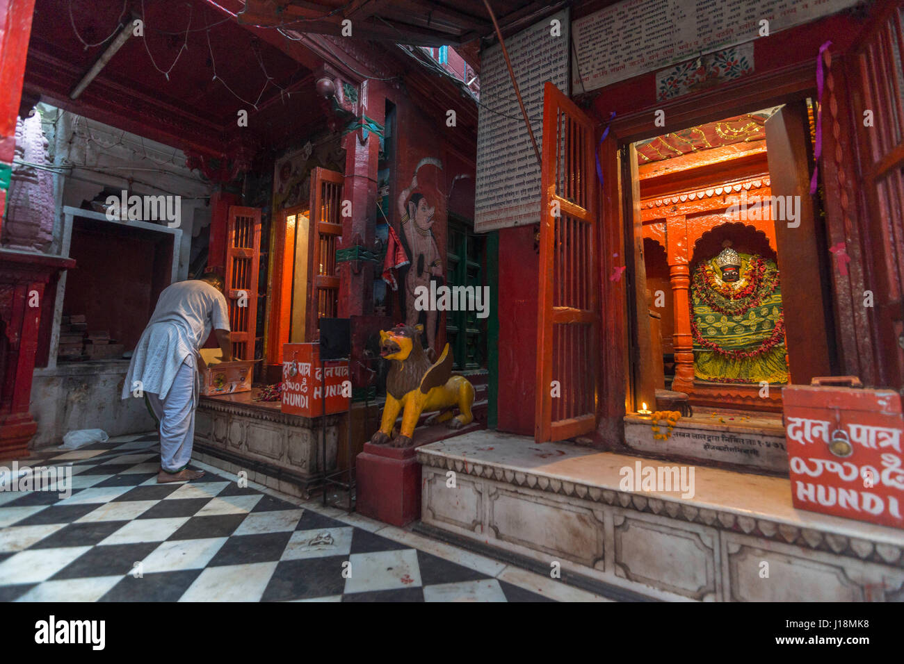 Hindu priest temple hi-res stock photography and images - Alamy
