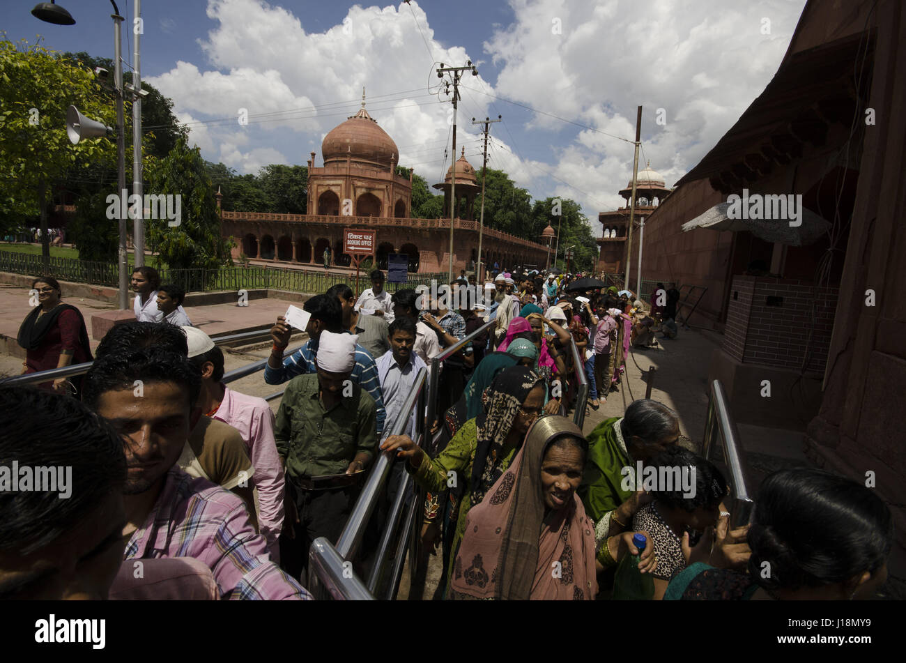 Queue in complex of taj mahal hi-res stock photography and images - Alamy