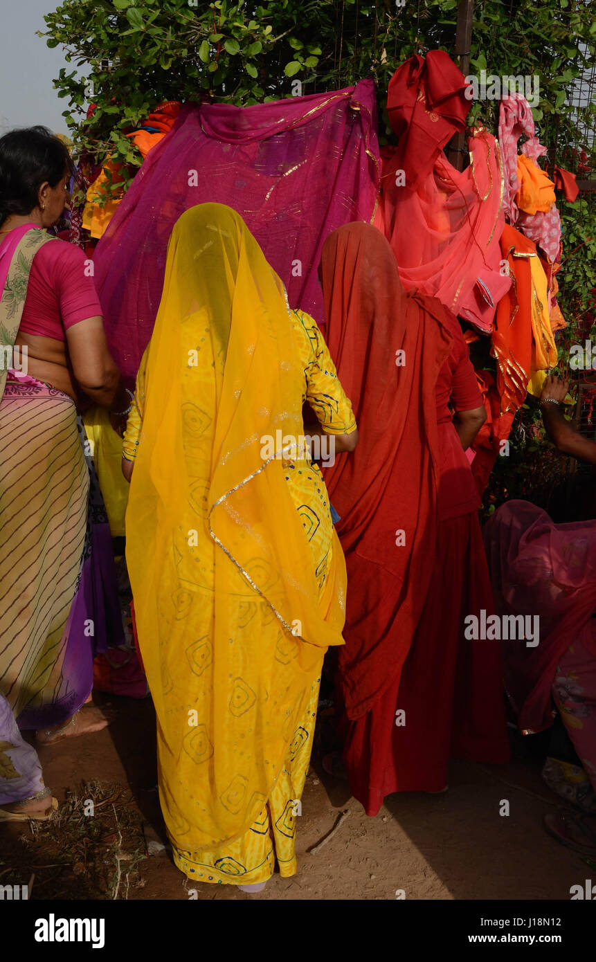 Changing sari hi-res stock photography and images - Alamy