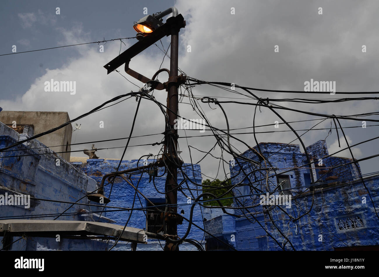 Light pole electricity wires hi-res stock photography and images - Alamy