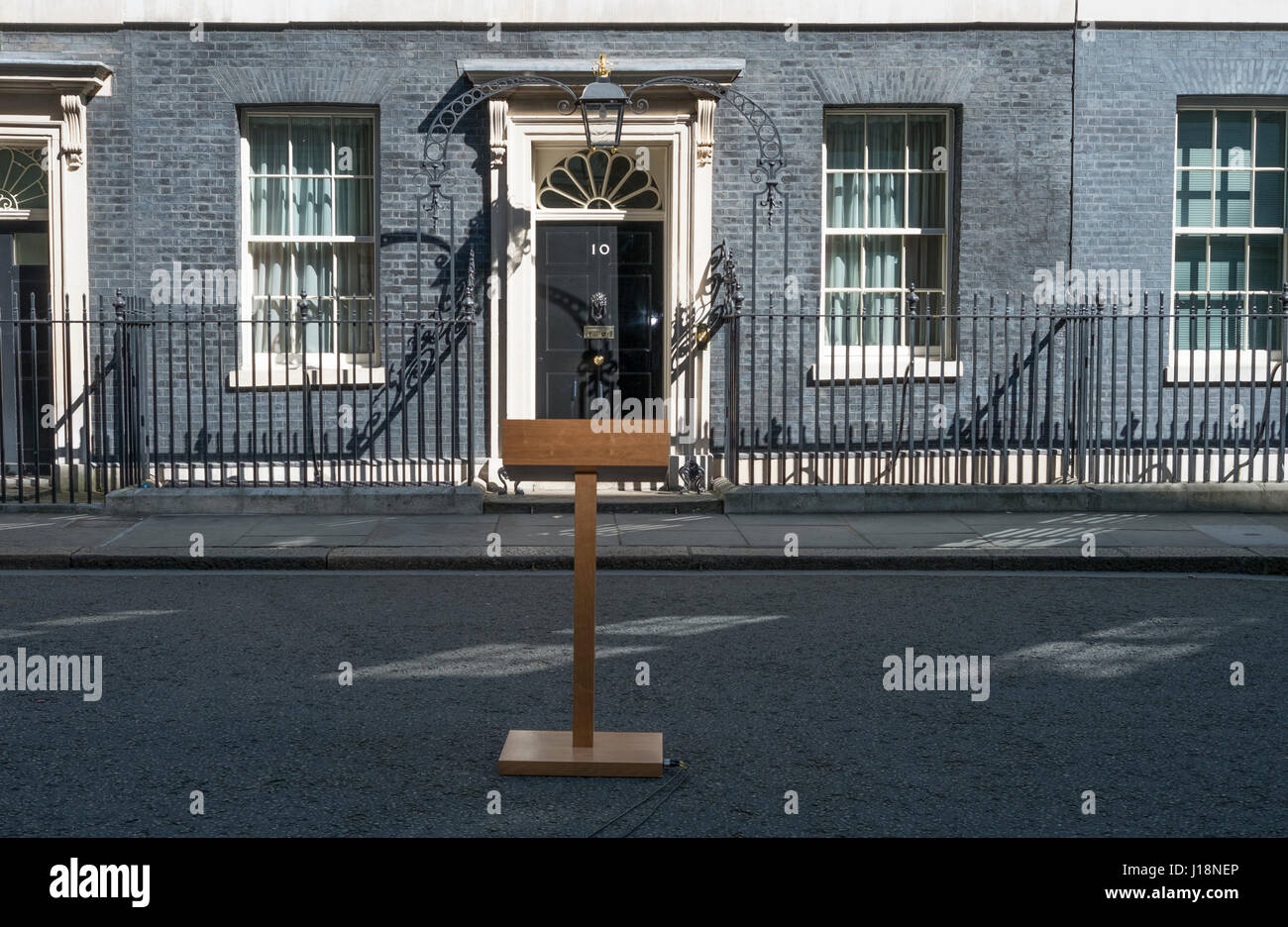 10 Downing Street, London UK. 18th April, 2017. Lectern stands outside ...