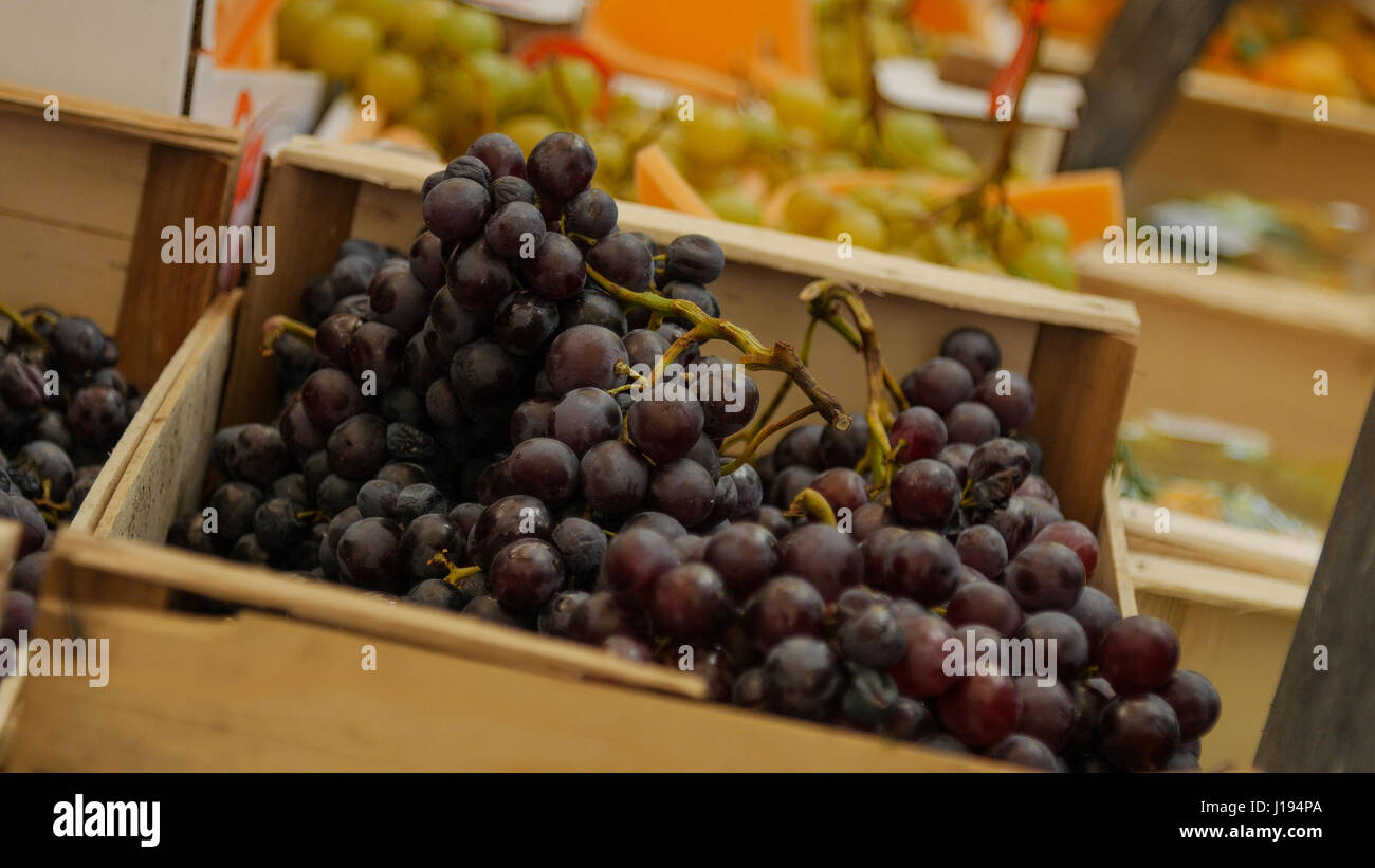 Grapes grocery store hi-res stock photography and images - Alamy