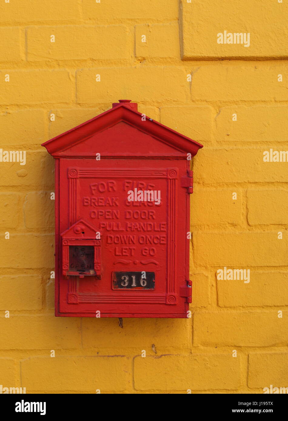 Wall mounted red fire alarm hi-res stock photography and images - Alamy