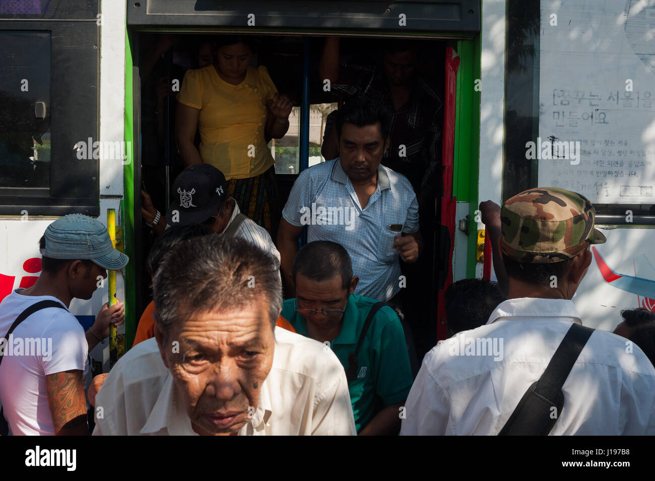 Passengers exiting bus hi-res stock photography and images - Alamy
