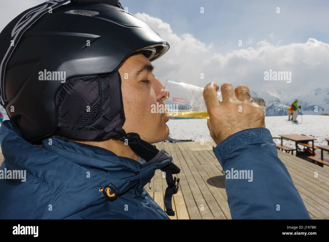 Skier drinking beer Stock Photo - Alamy