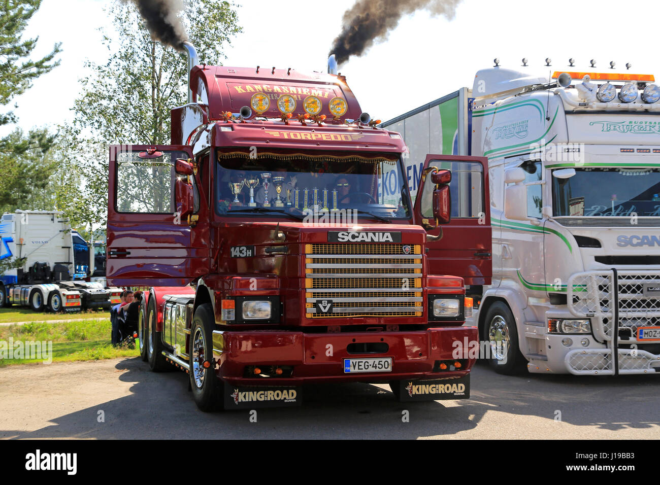 PORVOO, FINLAND - JULY 2, 2016: Classic bonneted red Scania 143H blows ...