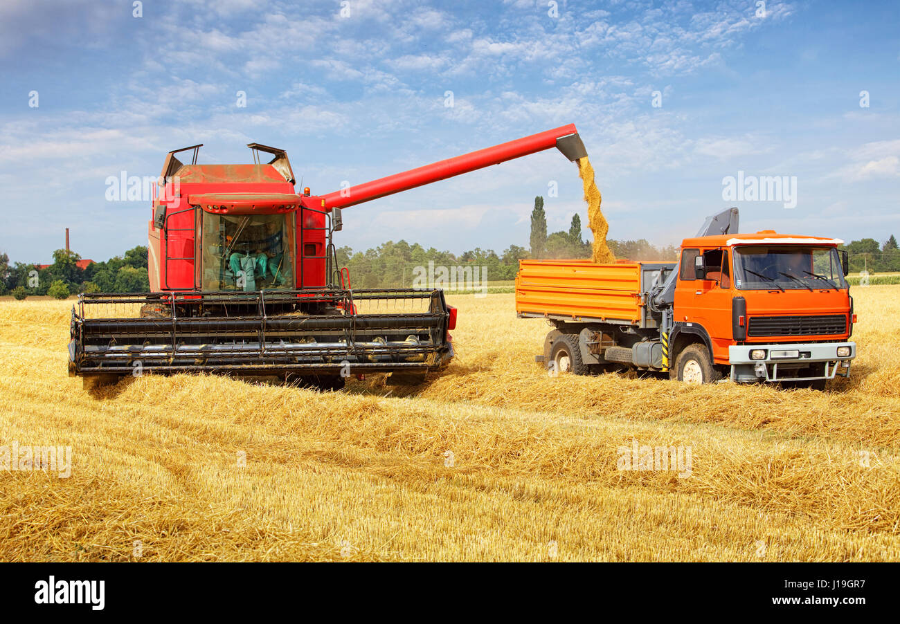 Harvest combine harvester hi-res stock photography and images - Alamy