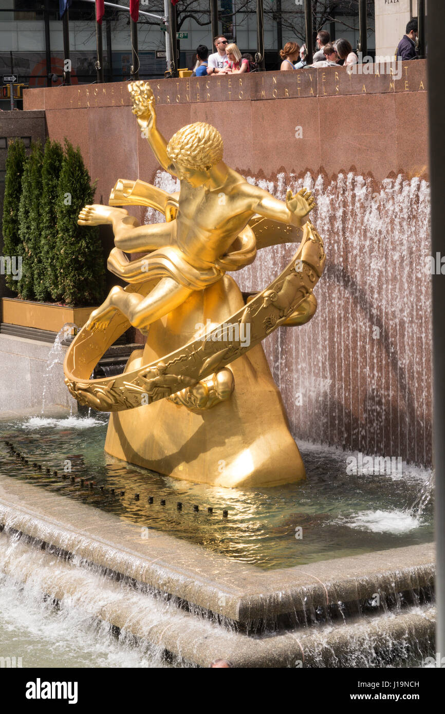 Golden statue nyc hi-res stock photography and images - Alamy
