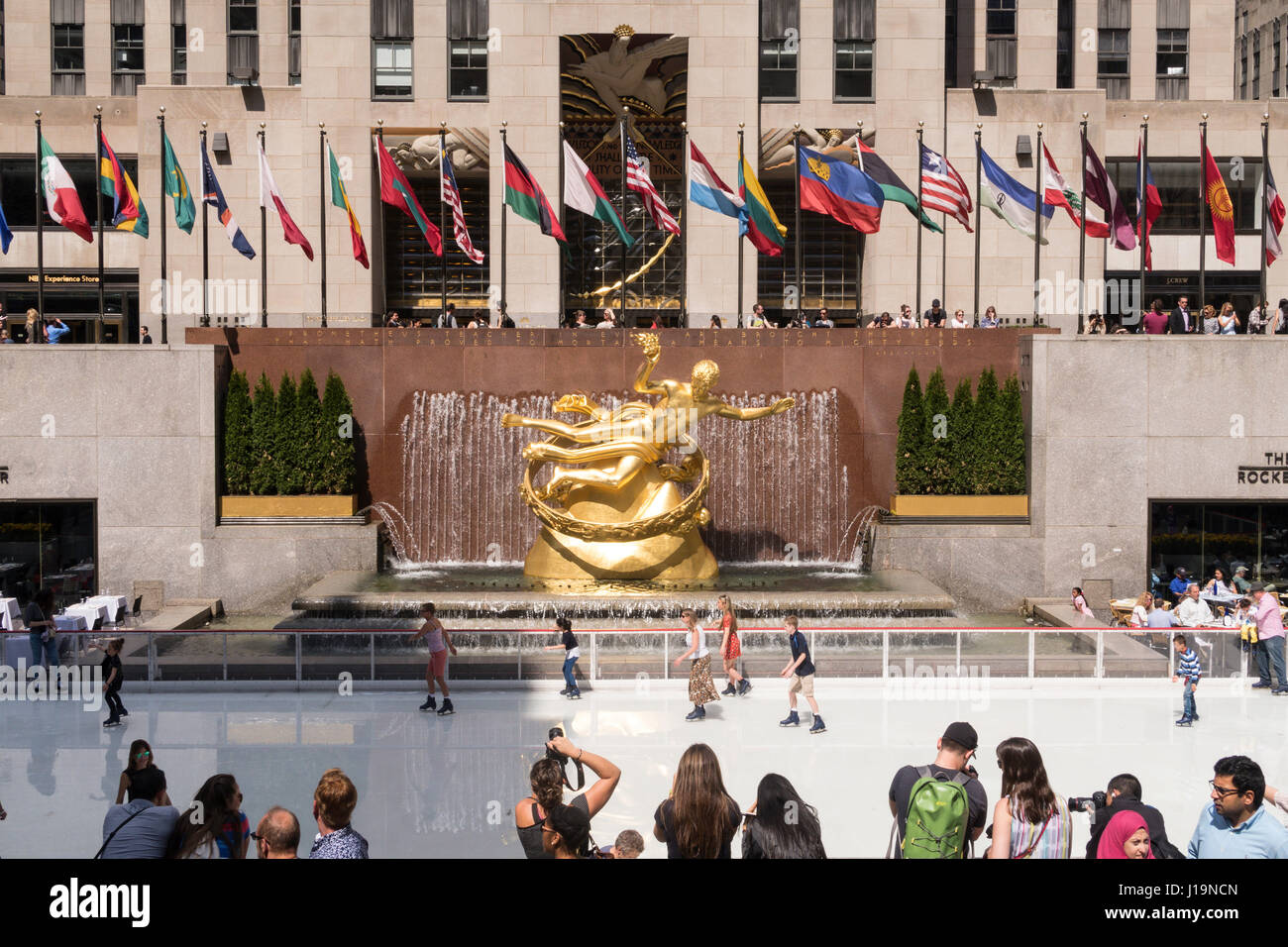 Golden prometheus statue rockefeller center hi-res stock photography ...