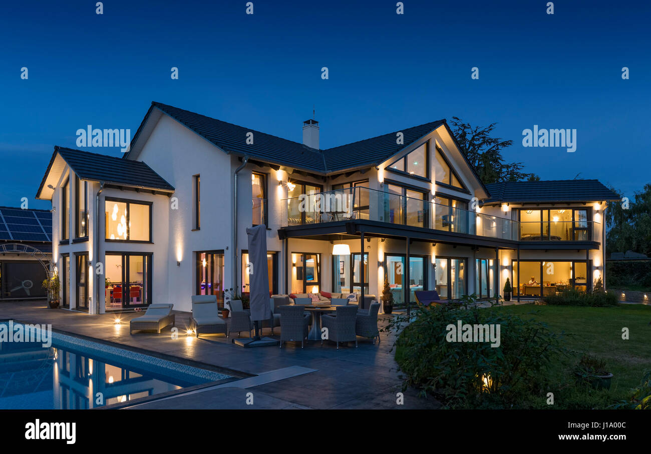 Modular home elevation hi-res stock photography and images - Alamy