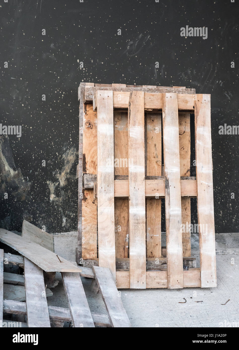 Broken pallet hi-res stock photography and images - Alamy