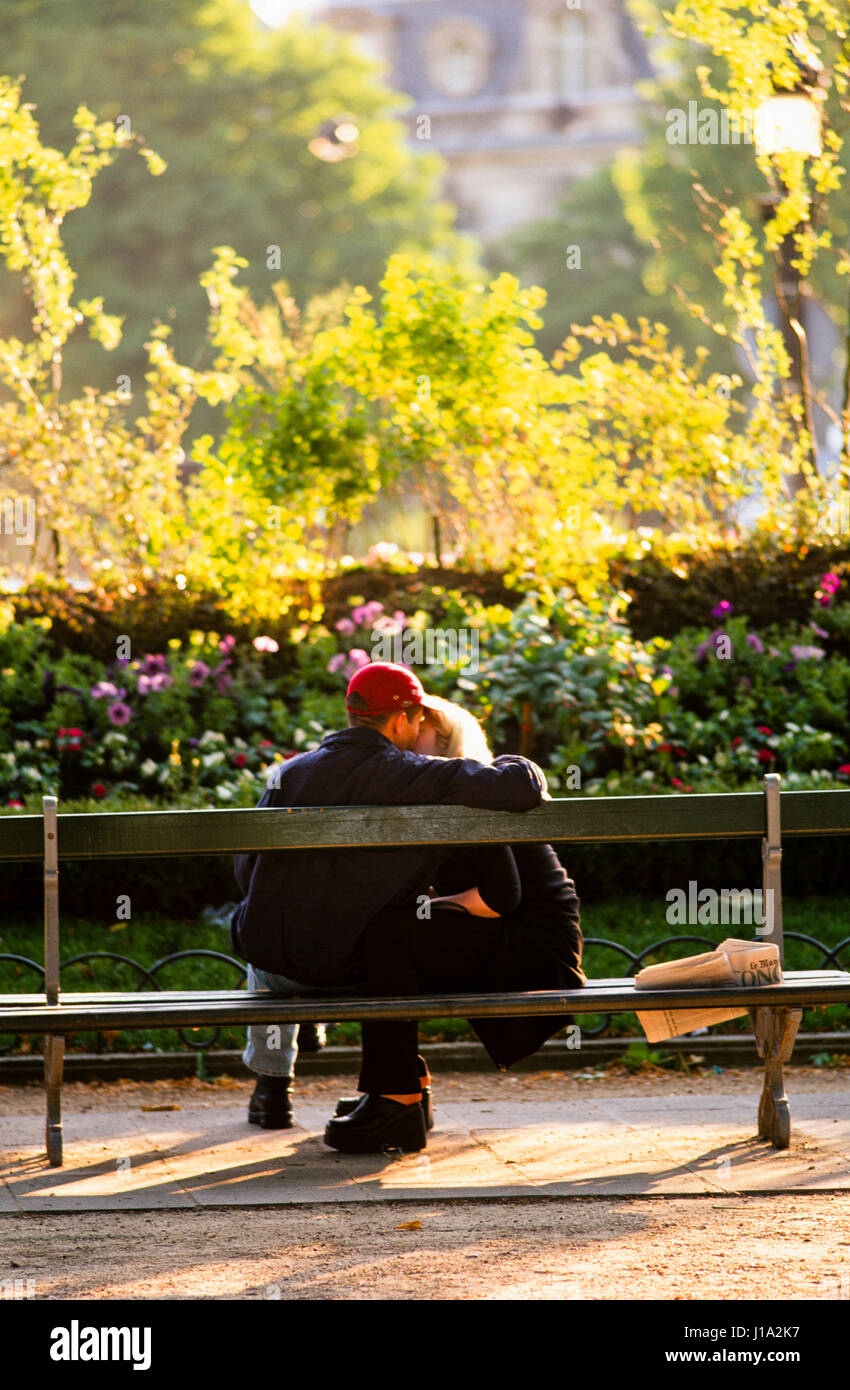 Young couple kissing on park bench hi-res stock photography and images ...