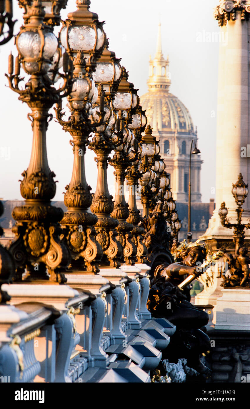 Old fashioned street lights hi-res stock photography and images - Alamy