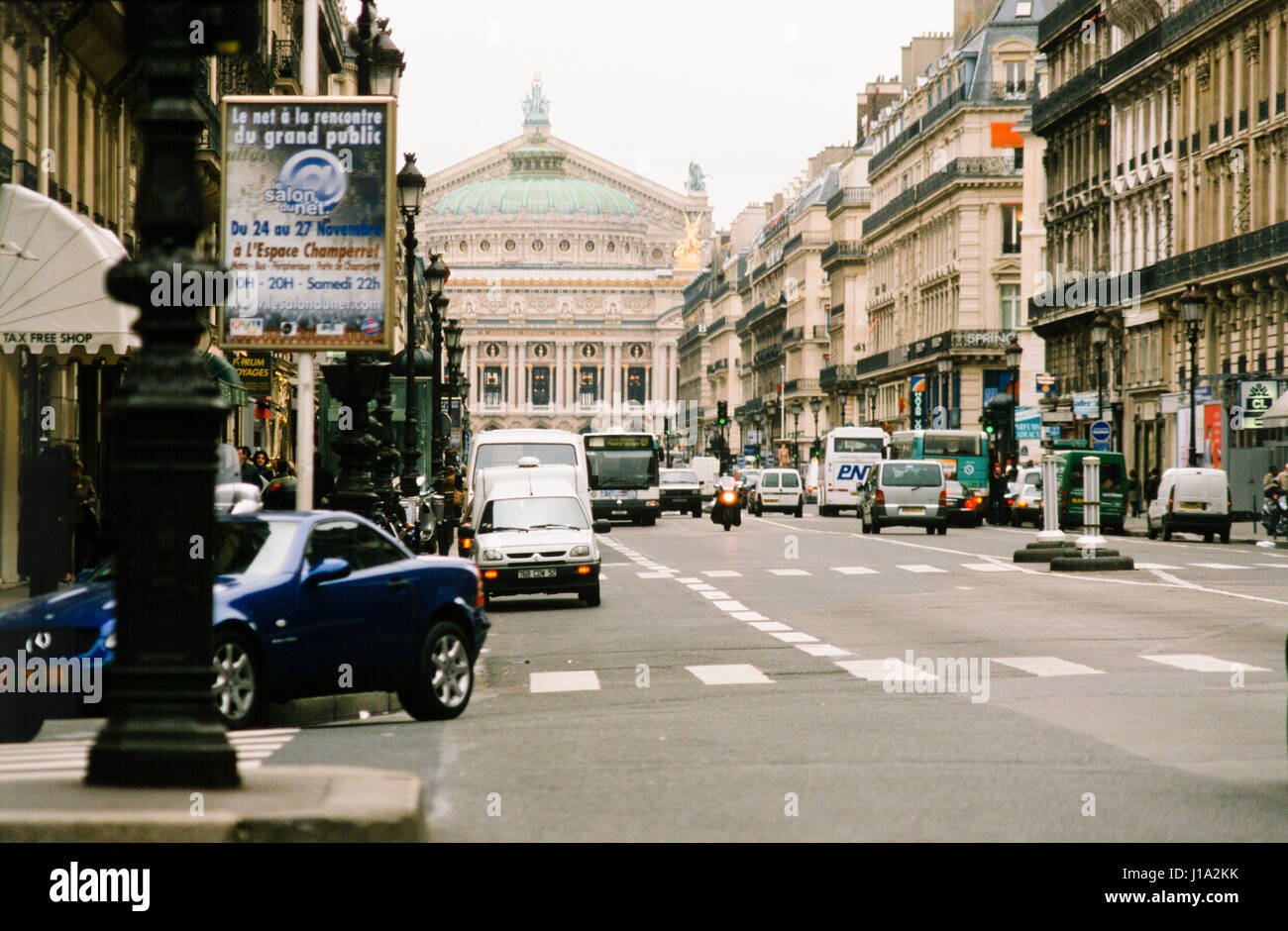 Pedestrian crossing street traffic hi-res stock photography and images ...
