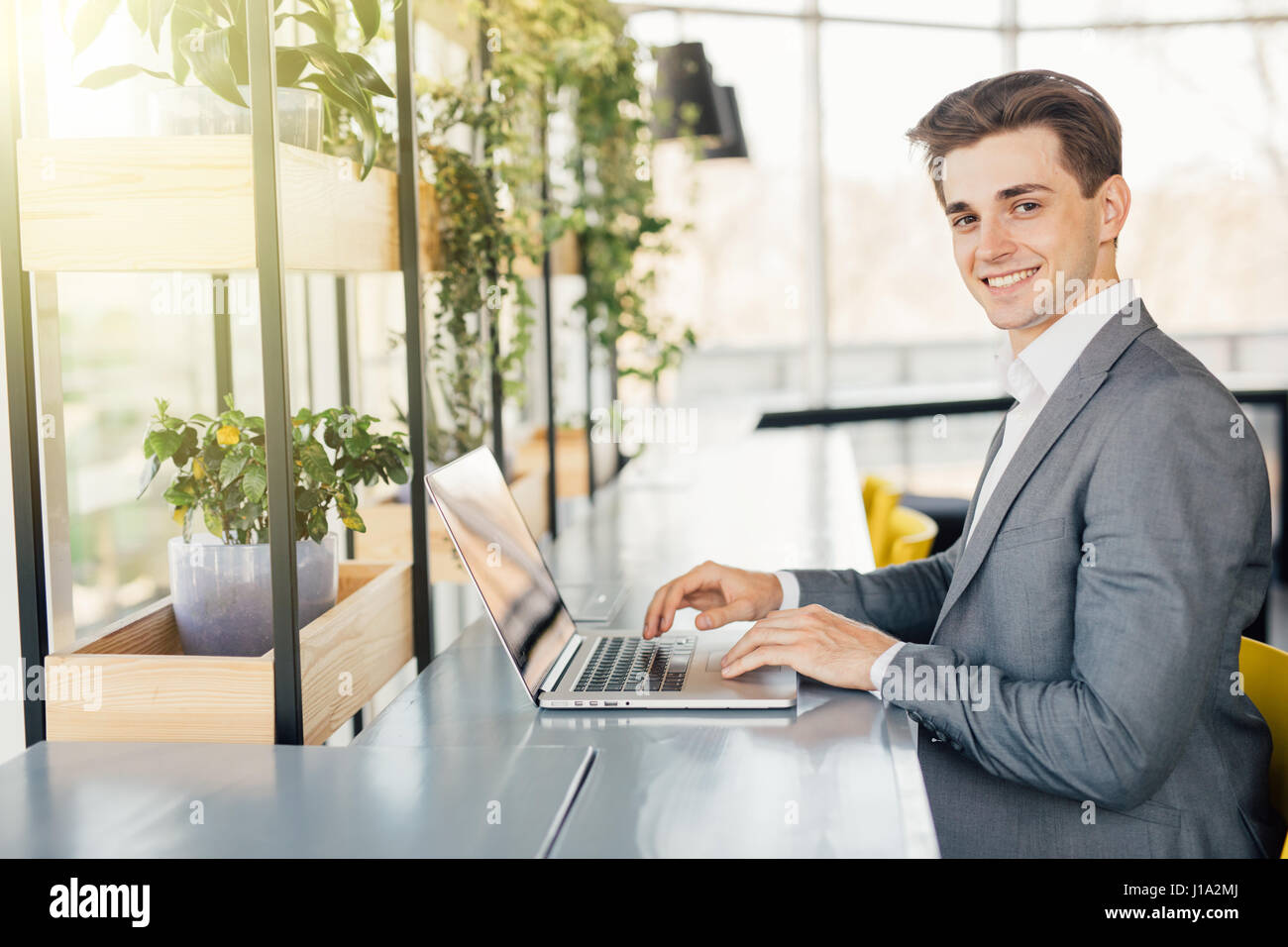 Man sitting computer desk profile hi-res stock photography and images ...
