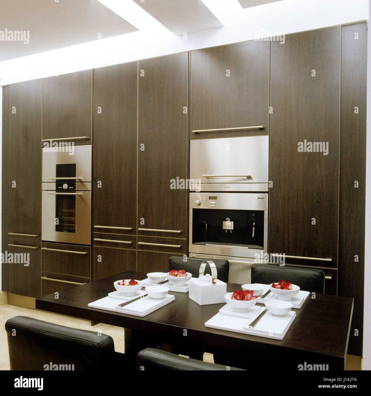 Modern kitchen and dining room Stock Photo - Alamy