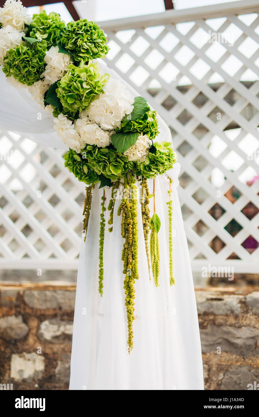 Beautiful wedding flower arrangement Stock Photo - Alamy