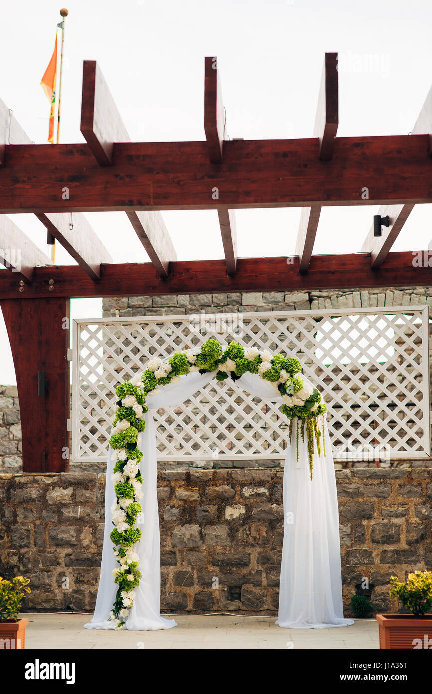 Beautiful wedding flower arrangement Stock Photo - Alamy