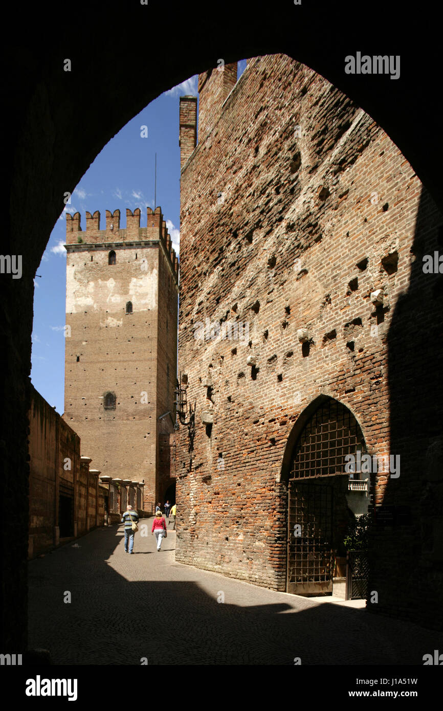 The fortified Castelvecchio art museum, Verona, Italy Stock Photo - Alamy