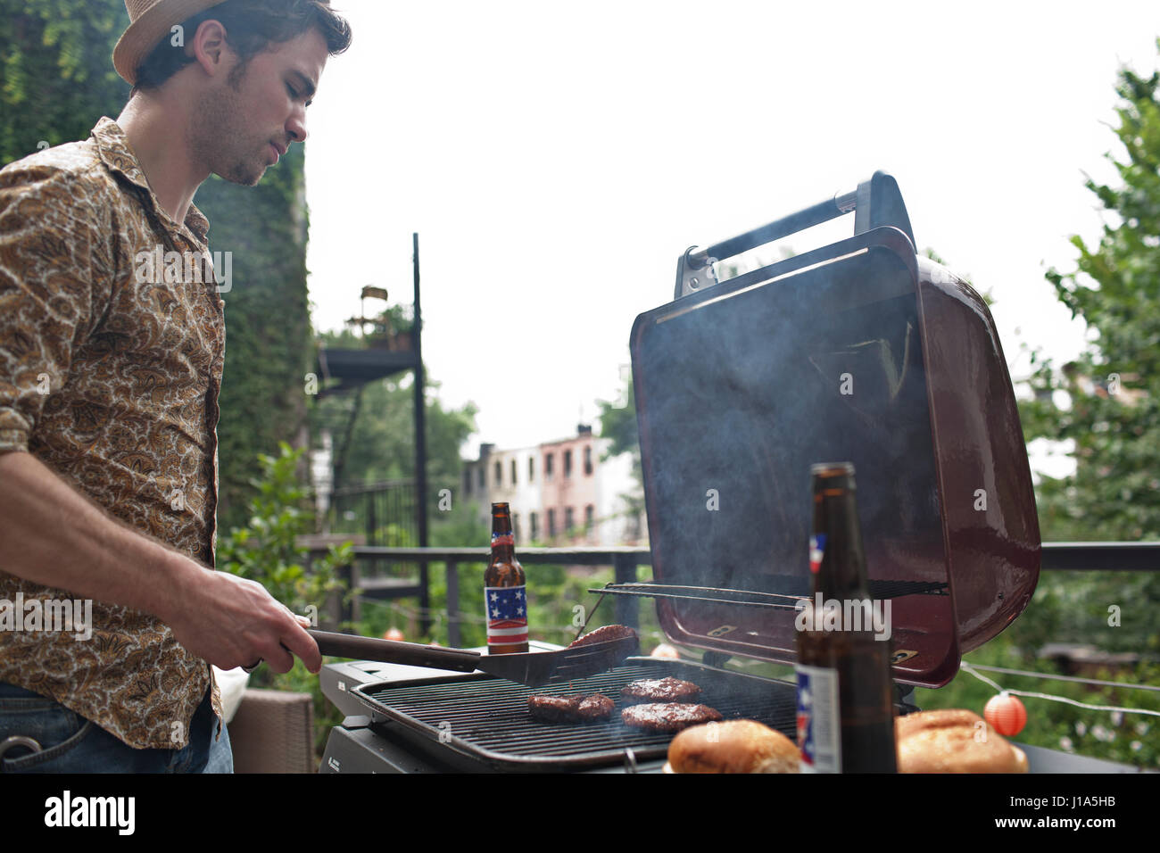 Young people barbecuing hi-res stock photography and images - Alamy