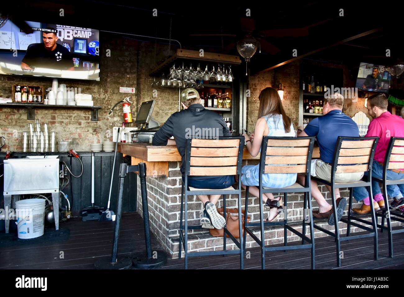 Restaurant bar seating hi-res stock photography and images - Alamy