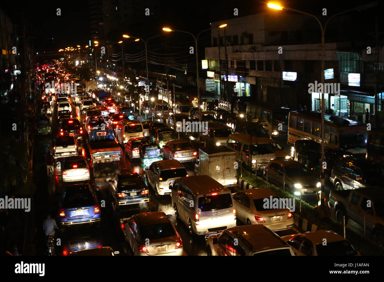 Dhaka, Bangladesh. 19th Apr, 2017. The roads of the capital city in ...