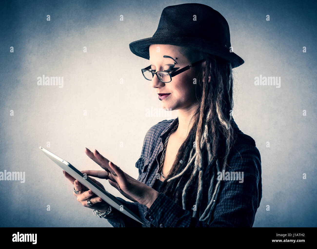 Alternative woman using tablet Stock Photo - Alamy