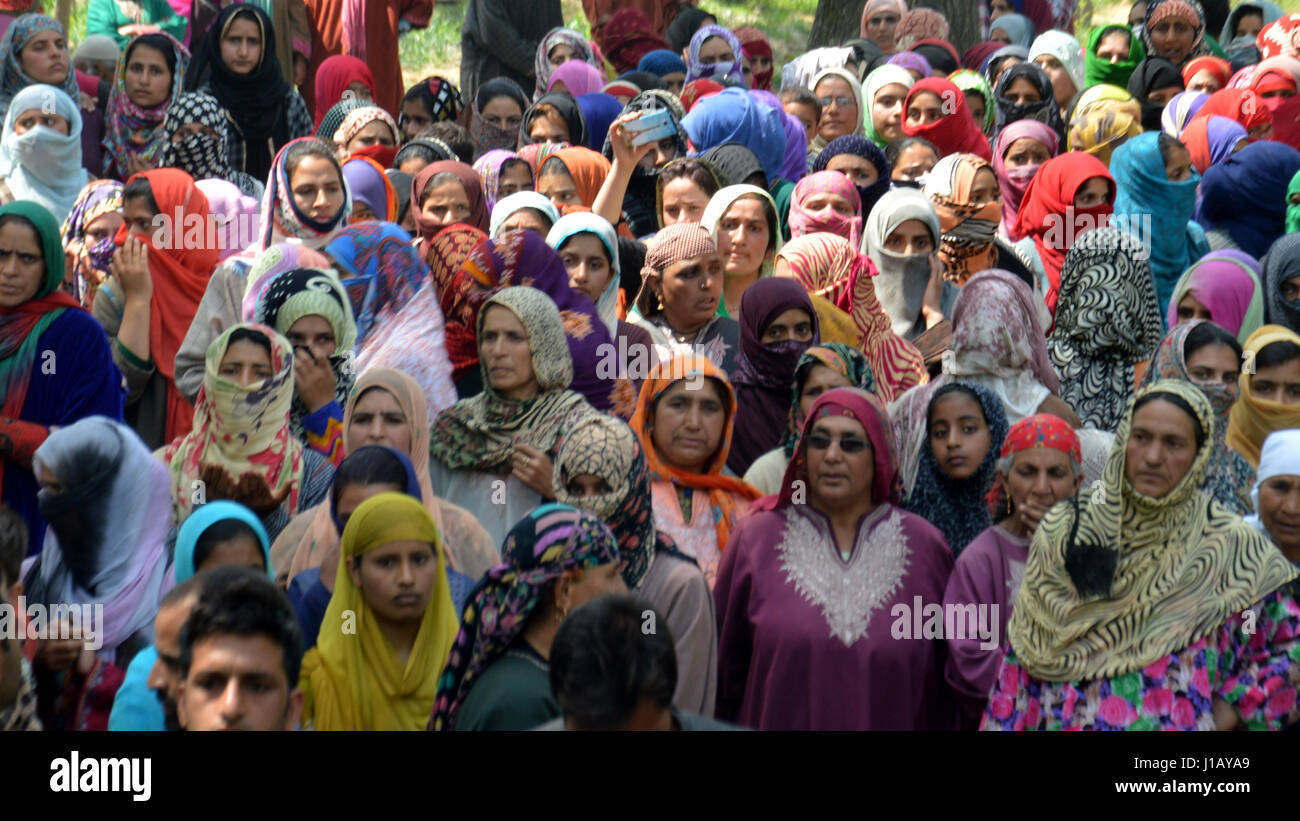 Kulgam India 18th Apr 2017 Kashmiri Women Attend The Funeral Of