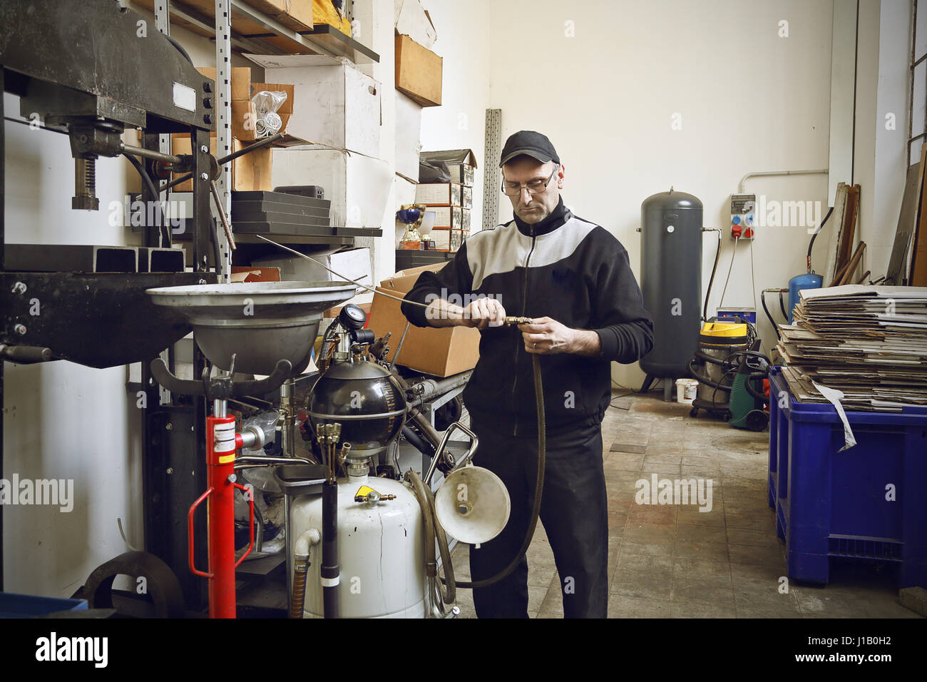 Mechanic man at work Stock Photo - Alamy