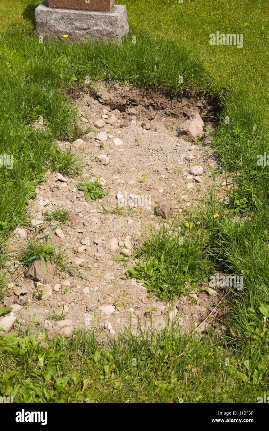 Freshly dug grave in a cemetery Stock Photo - Alamy