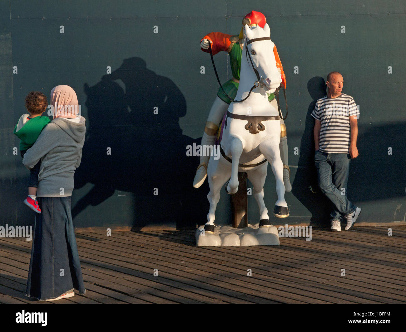 People hanging around hi-res stock photography and images - Alamy