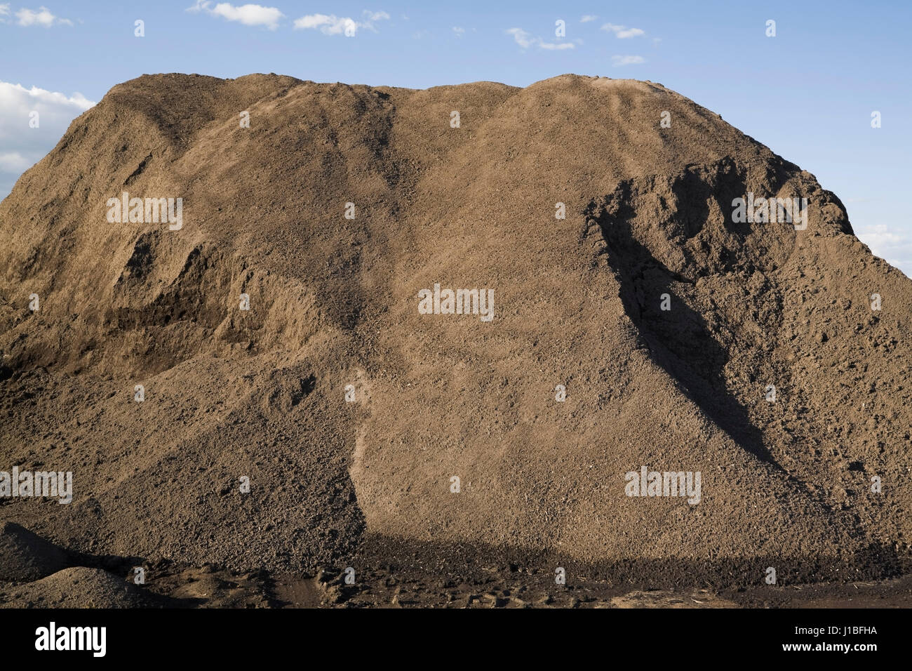 Mound of loose soil hi-res stock photography and images - Alamy