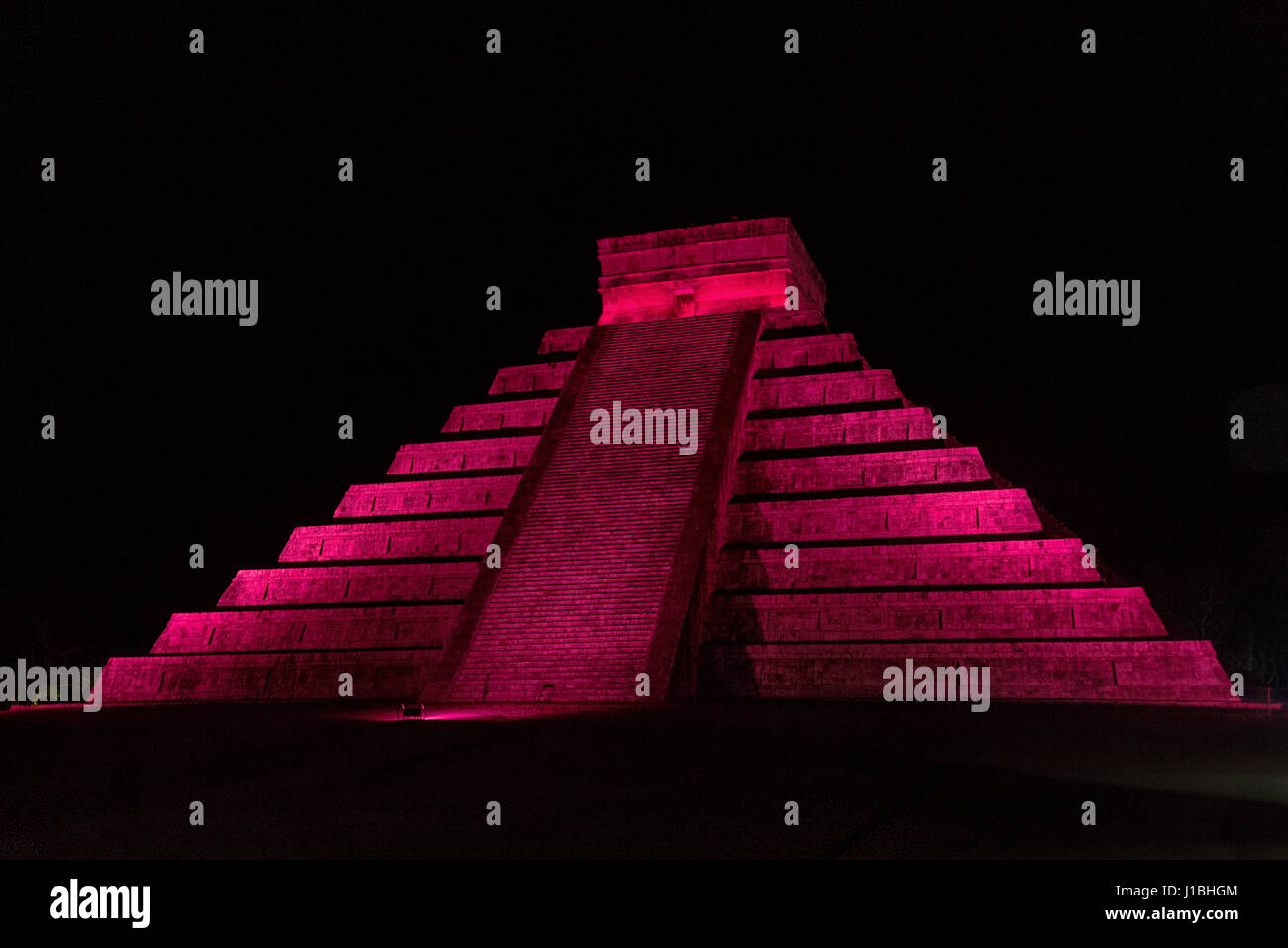 Mayan pyramid at chichen itza at night hi-res stock photography and ...