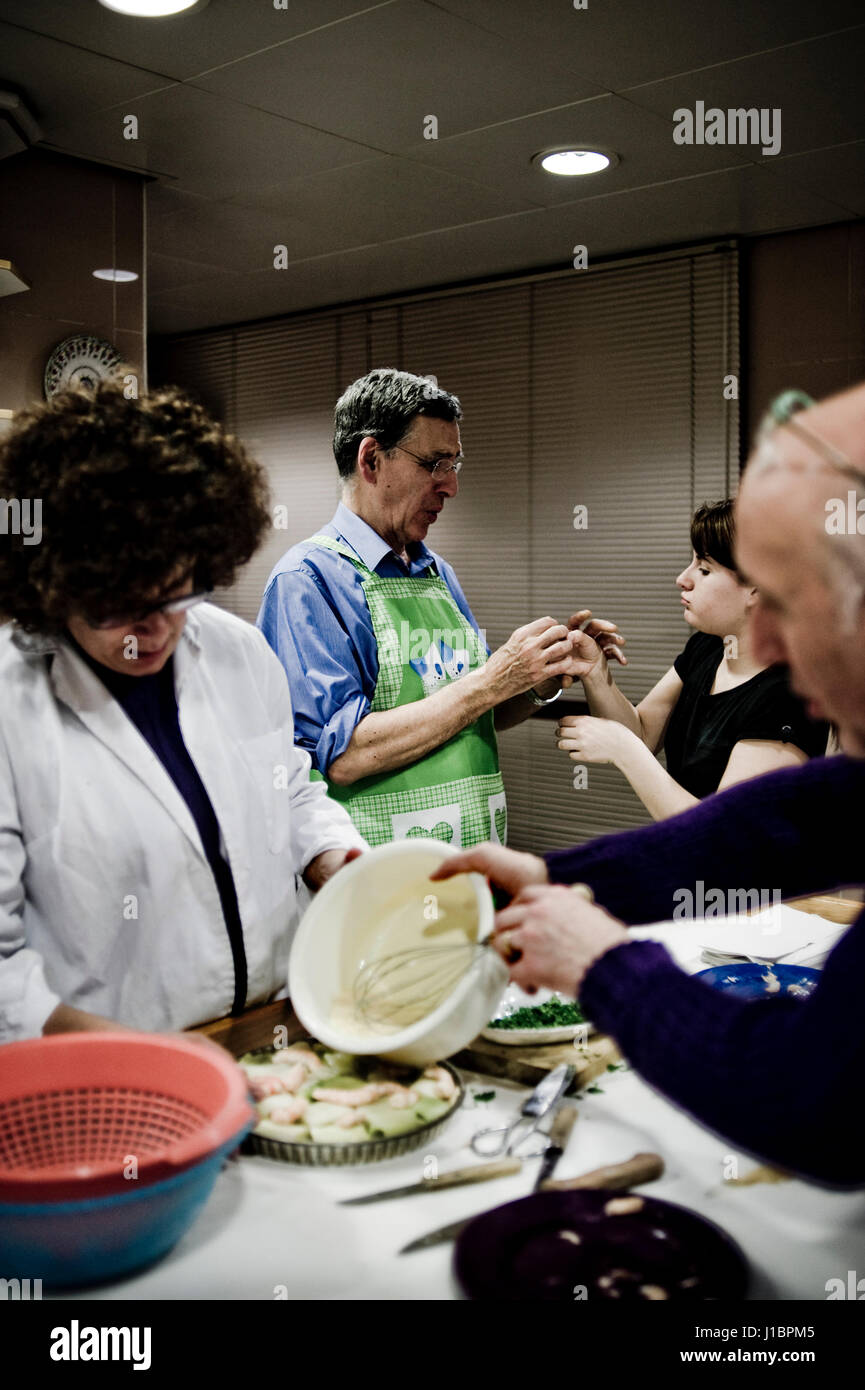 Disabled people cooking hi-res stock photography and images - Alamy