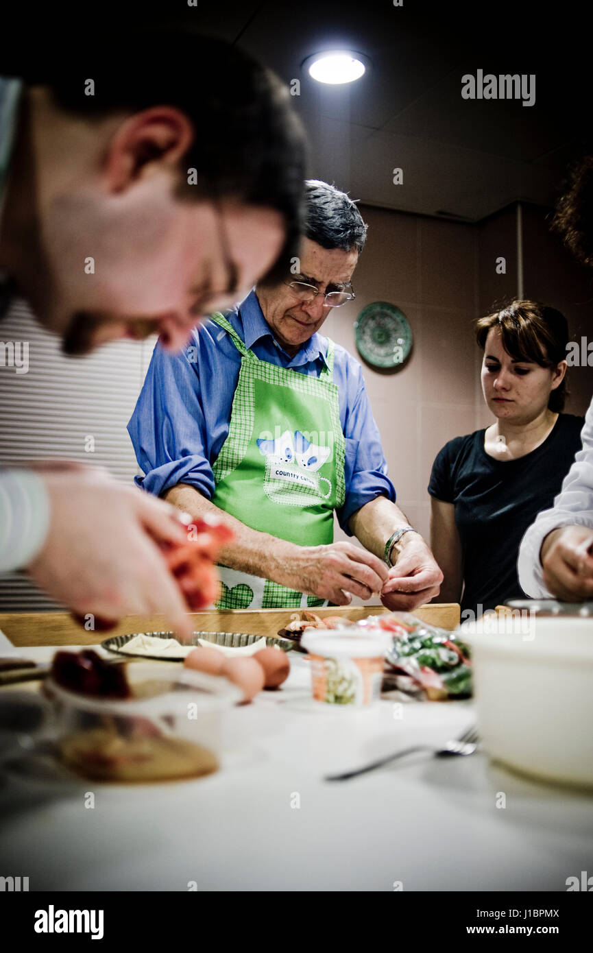 Disabled people cooking hi-res stock photography and images - Alamy