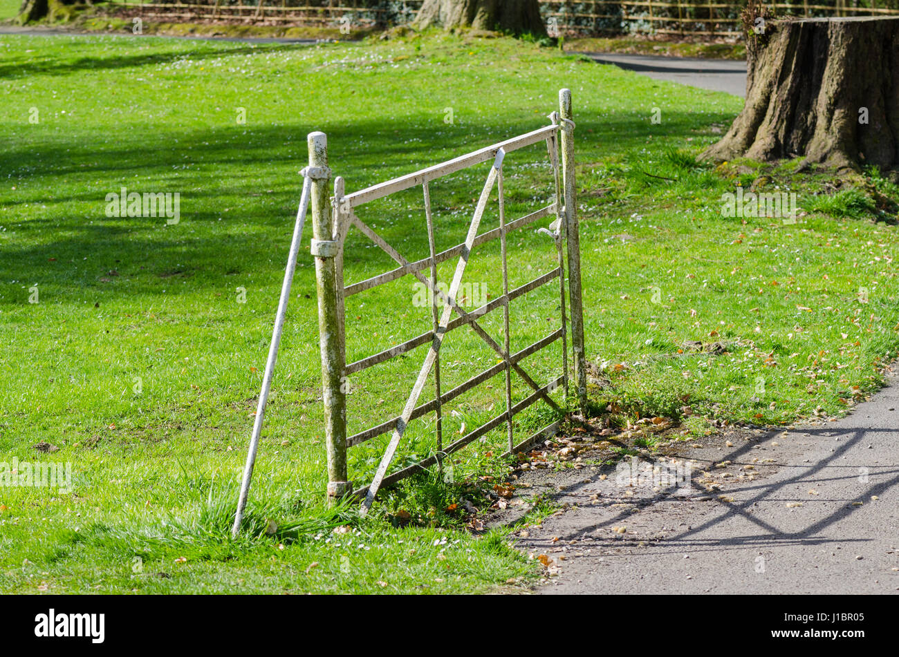 White wrought iron gate hi-res stock photography and images - Alamy