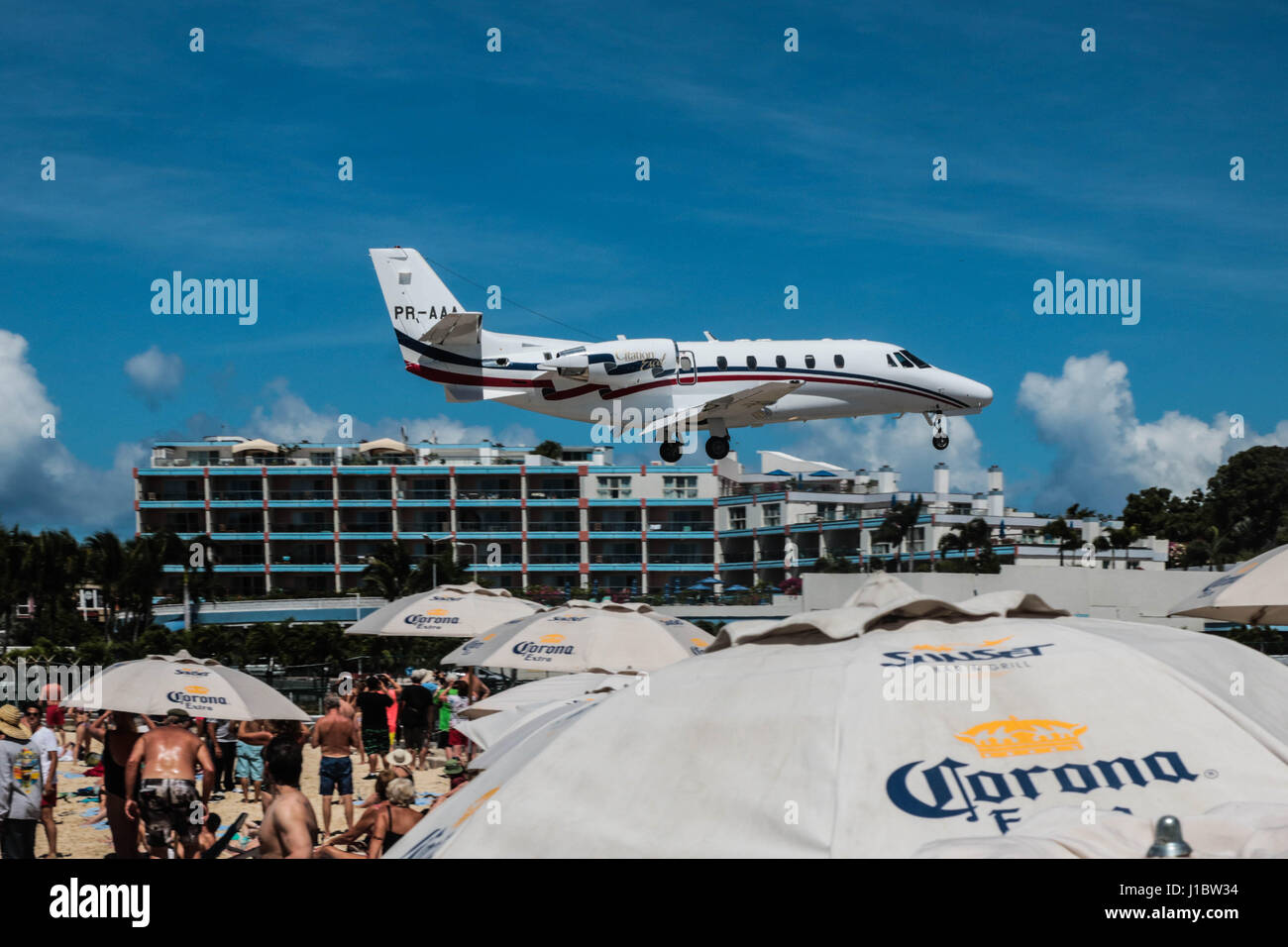 Airplane crossing Maho Beach, Sin Maarten as it lands at Princiess ...