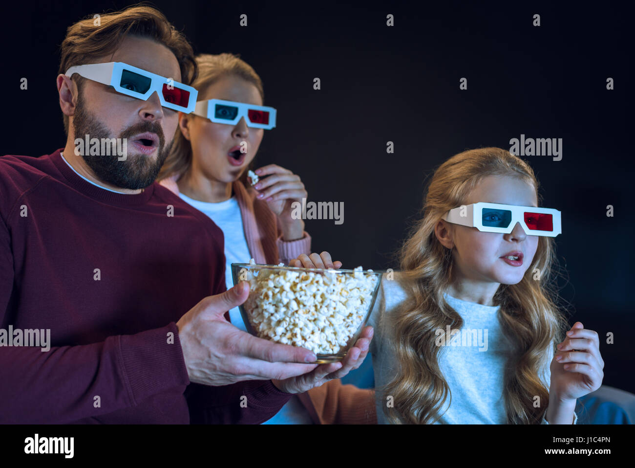 Tv black family hi-res stock photography and images - Alamy